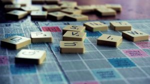 Maîtriser les règles du Scrabble : guide complet et pratique